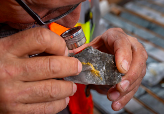 Alamos Gold erwirbt Manitou Gold in einer Transaktion im Wert von 17.2 ...