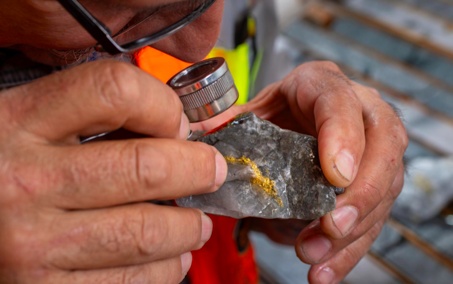 Alamos Gold erwirbt Manitou Gold in einer Transaktion im Wert von 17.2 ...